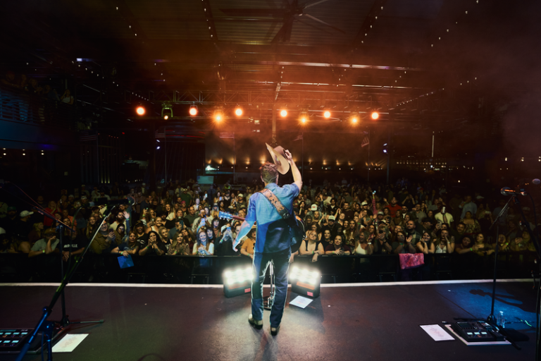 TEN IN TENNESSEE: DUSTIN LYNCH CELEBRATES CHART-TOPPING CAREER ...